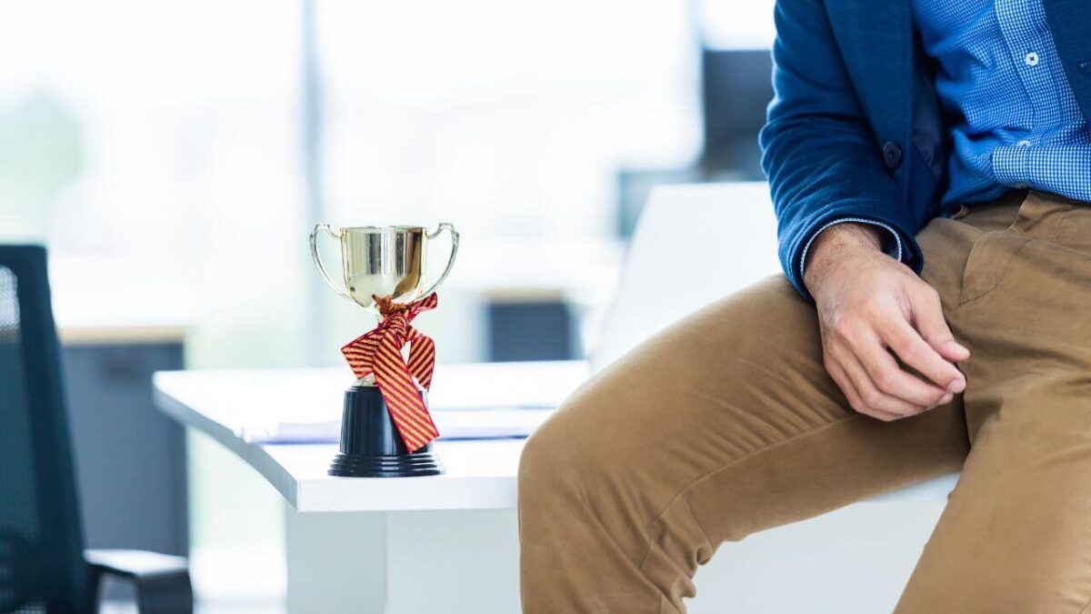8 Creative Employee Recognition Examples to Build a Performance